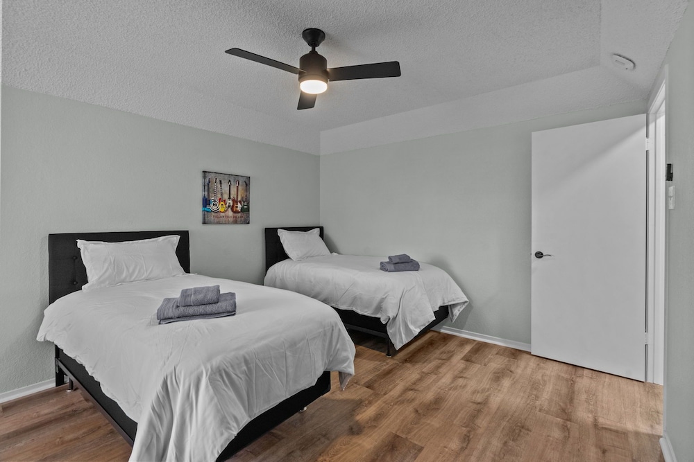 My Golden Dfw Villa & Pool - North Richland Hills, TX
