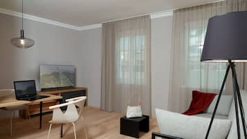 Uma sala de estar moderna com uma escrivaninha, laptop e uma luminária de chão grande.