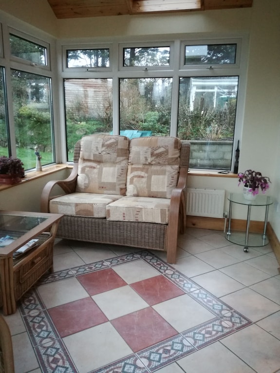 Detatched Home 5 Minutes Walk From Town Centre -Off-street Parking For 3-4 Cars - Clonakilty