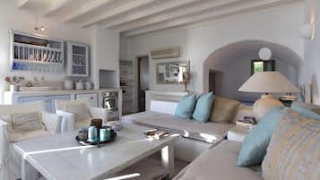 Apartamento Premium | Sala de estar | Smart TV de 40 polegadas com canais digitais, lareira