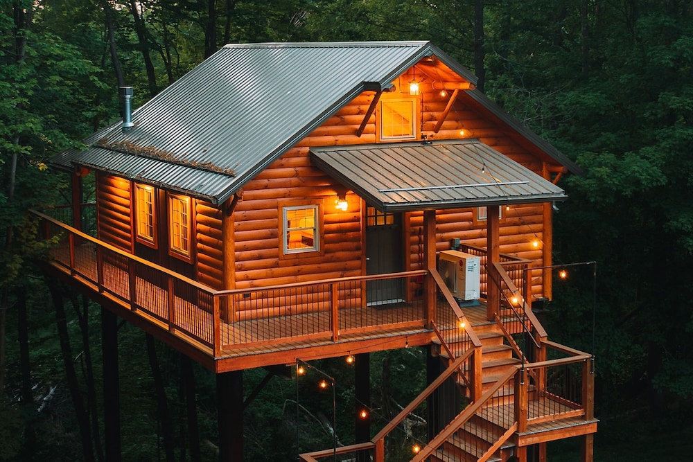 Cricket Hill Treehouse Cabins - Berlin, OH