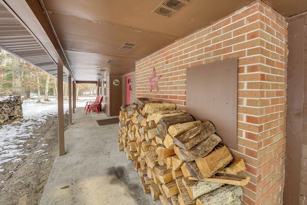 Pet-friendly Irons Cottage W/ Fire Pit & Fireplace - Wellston, MI