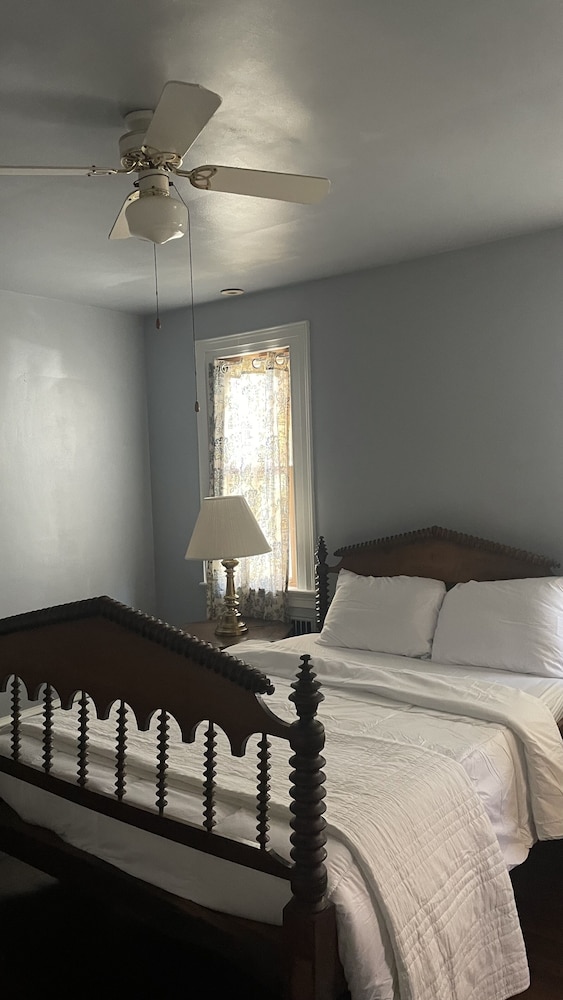 Comfy Tudor In Suburban Setting, 5mi From Center City Philadelphia. Coffee Bar! - Chester, PA