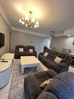 Apartamento premium, 2 quartos, cozinha, vista para o pátio | Área de estar | TV de tela plana