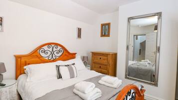 8 quartos, com decoração personalizada, com mobília individualizada