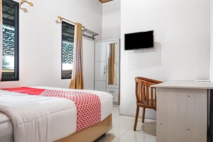 Quarto casal standard | Escrivaninha, espaço de trabalho para notebook, roupa de cama