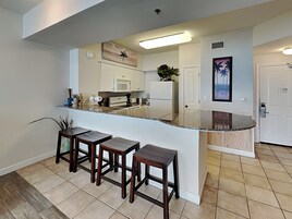 Apartamento em Condomínio Fechado, várias camas, varanda, vista para o oceano (#1611 - No Pets) | Cozinha privada | Uma cafeteira/bule, um frigorífico, um micro-ondas, um forno