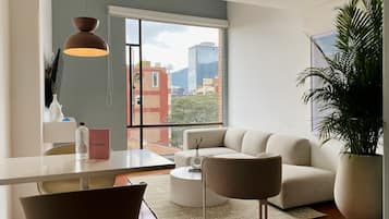 Apartamento Club | Sala de estar | Smart TV de 40 polegadas com canais por cabo