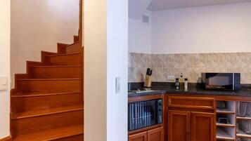 Apartamento Premium | Cozinha privada | Um frigorífico, um micro-ondas, liquidificador, utensílios de cozinha