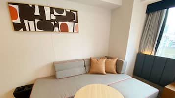 Quarto, 2 camas individuais, não fumadores | 1 quarto, cofre no quarto, secretária, cortinas/cortinados opacos