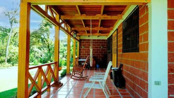 Vila família, vista para o rio | Terraço/pátio