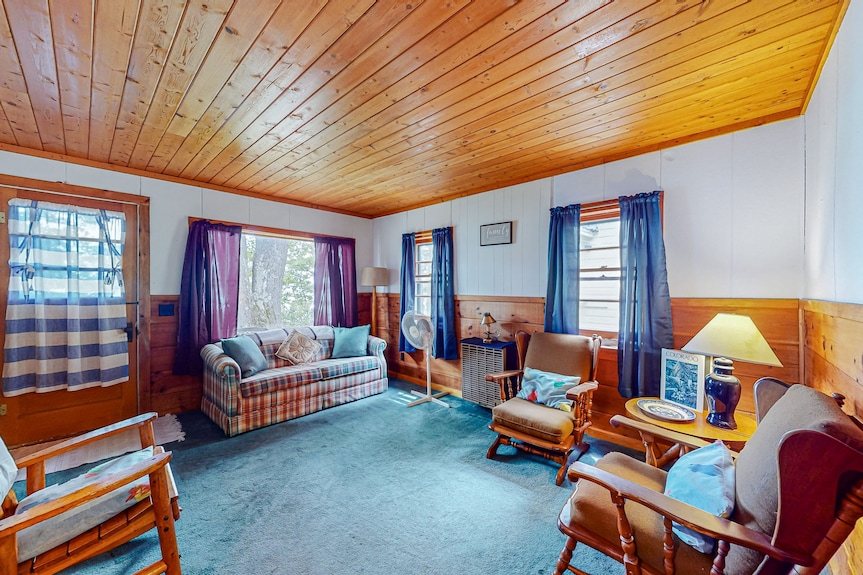 Charming Lakefront Cottage With Large Yard, Dock, & Fire Pit - Close To Downtown - Mullett Lake, MI