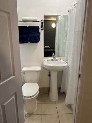 Produtos de toalete grátis, toalhas de banho, sabonete, shampoo