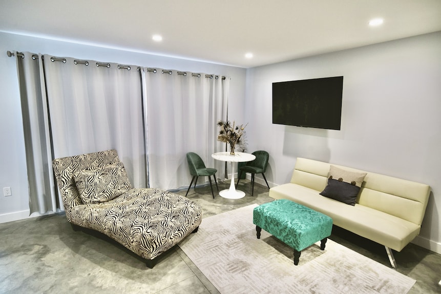 Private, Spacious & Central Suite Near Lake With Ac, 25km To Whitewater Ski Hill -