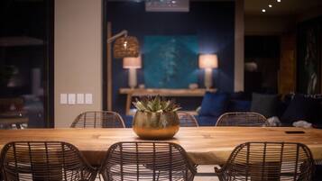 Villa, vários quartos, acessível, pátio | Restaurantes