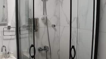 Quarto duplo clássico | Banheiro | Chuveiro, chuveiro com efeito de chuva, secador de cabelo, chinelos