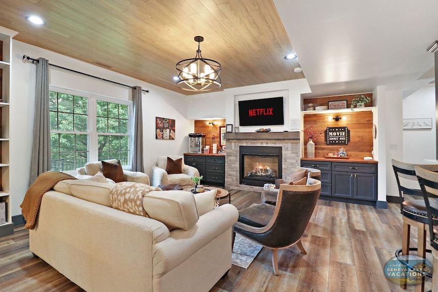 Stunning & Spacious Lookout Lodge |Half Acre Property |Floor-ceiling Windows & Fireplace |Tree Views - 日內瓦湖城