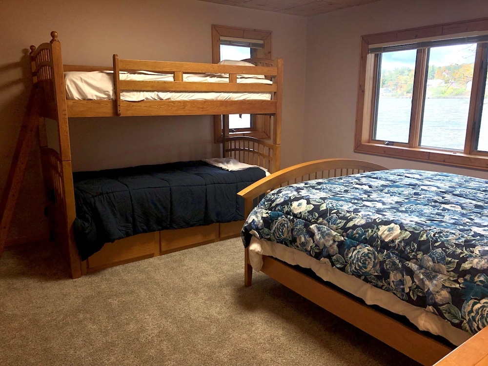 Keweenaw's Houghton Haven Waterfront Home. Secluded & Private, Yet Close To Town - Houghton, MI