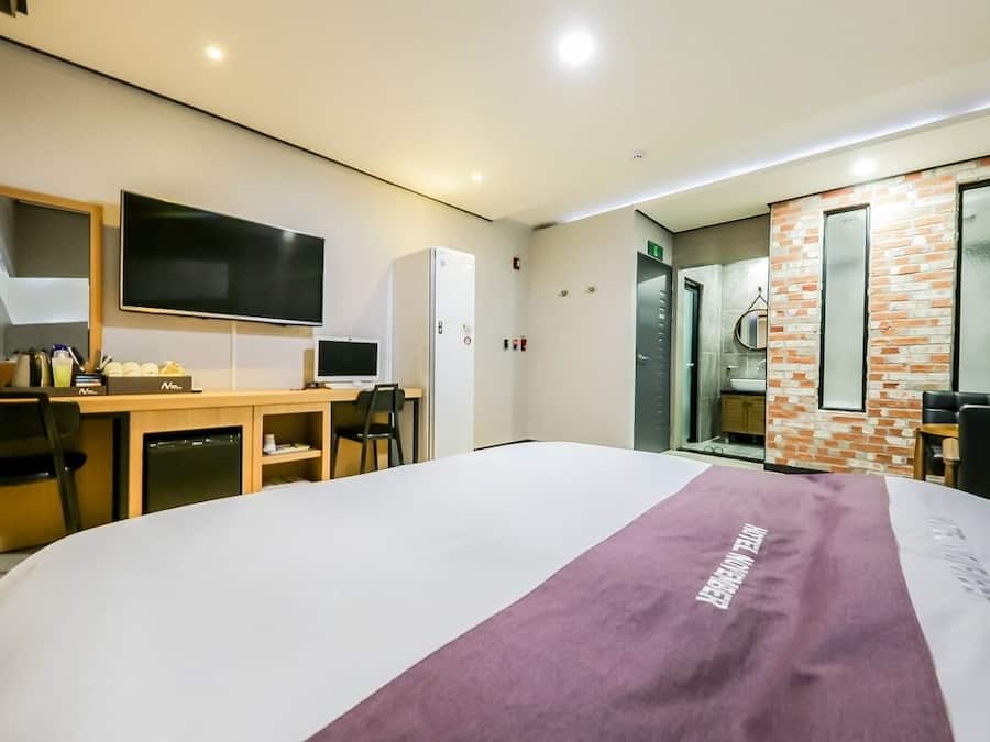 Quarto Individual Empresarial | Roupa de alta qualidade, edredões de penas, com decoração personalizada