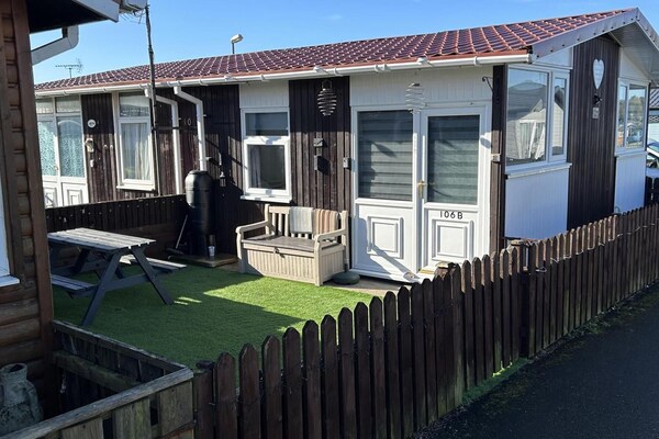 Modern One Bedroom Chalet With Central Heating - North Yorkshire