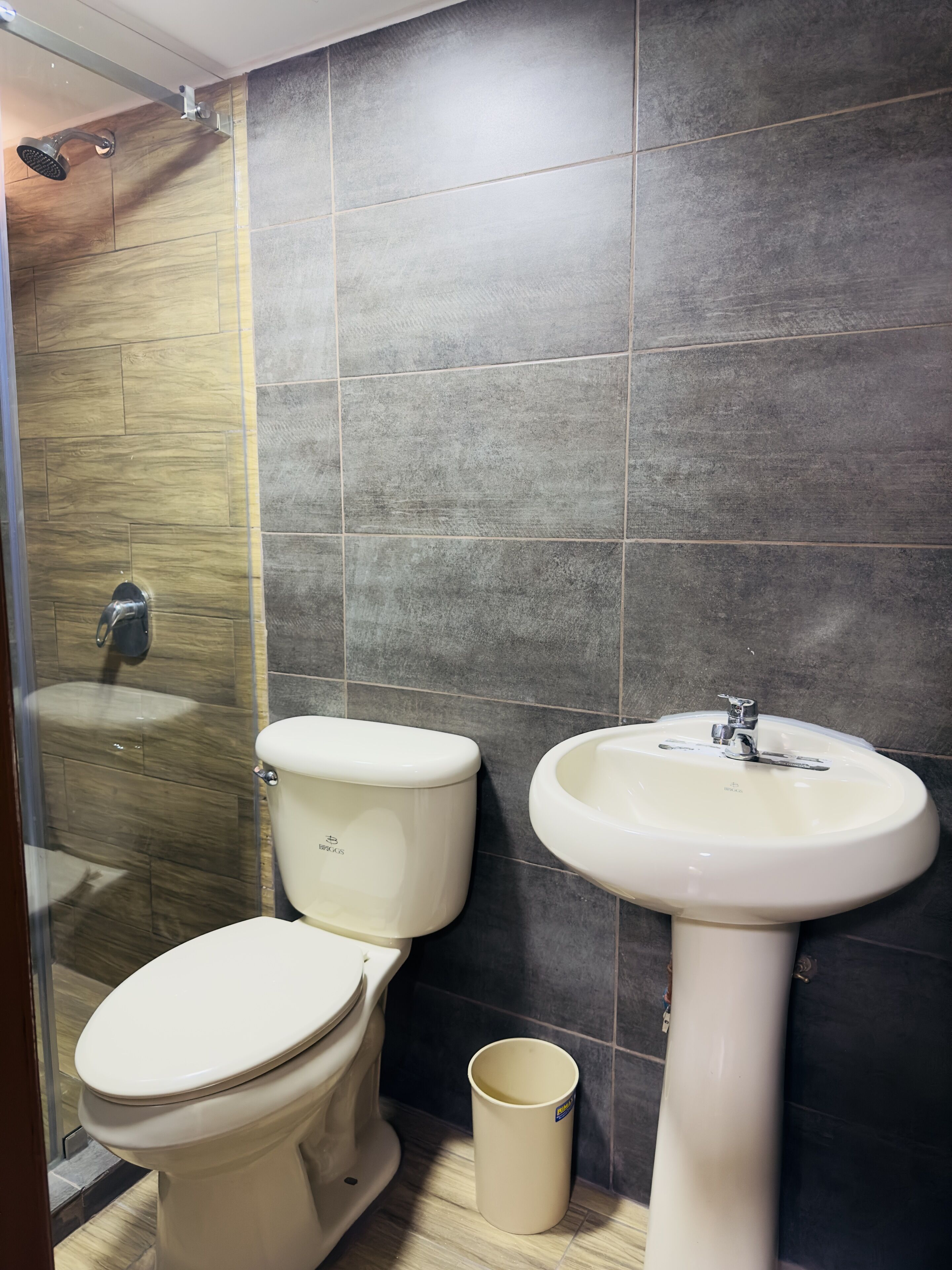 Quarto triplo básico | Banheiro