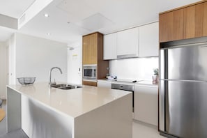 Apartamento, 1 quarto, vista para o oceano | Cozinha privada | Um frigorífico, um micro-ondas, um forno, uma máquina de lavar louça 