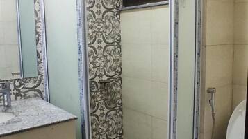 Quarto Duplo Deluxe | Casa de banho | Um polibã, produtos de higiene exclusivos, chinelos, toalhas fornecidas