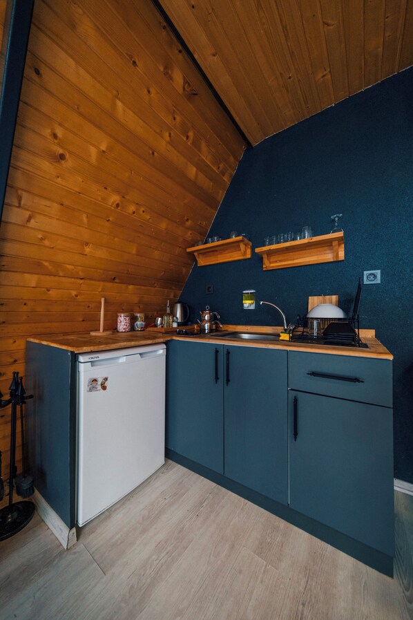 Bungalow Clássico, 1 quarto, fumadores, vista para o lago | Kitchenette privada | Minifrigorífico, utensílios de cozinha, Especiarias, Rolo de cozinha