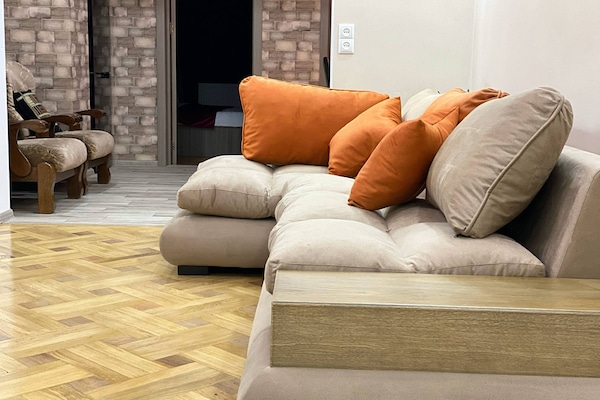 Apartamento luxo, 4 quartos | Área de estar | TV de tela plana