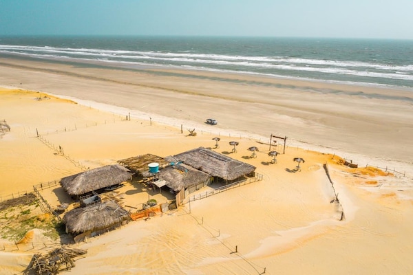 Perto da praia, praia de areia branca, 5 bares na praia