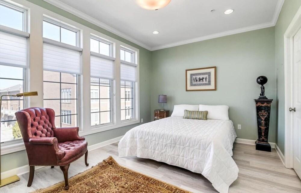 Expansive, Bright Condo with Volume Ceilings. Extra office, conference ...