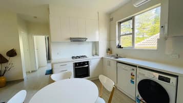 Apartamento | Cozinha privada | Um frigorífico/congelador grande, um micro-ondas, um forno