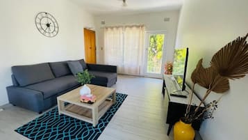 Apartamento | Área de estar | TV de tela plana