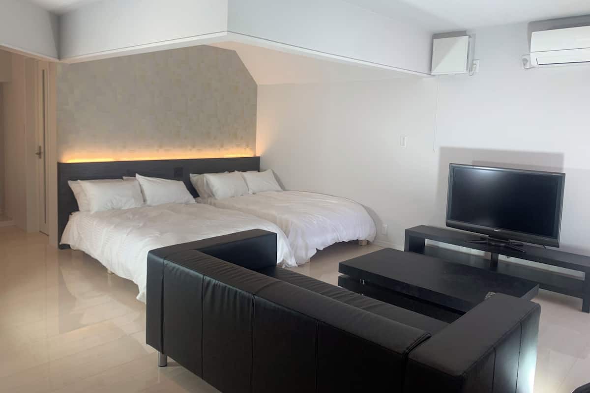 Wi-fi grátis, com decoração personalizada, roupa de cama fornecida