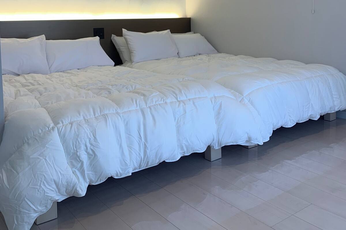 Wi-fi grátis, com decoração personalizada, roupa de cama fornecida