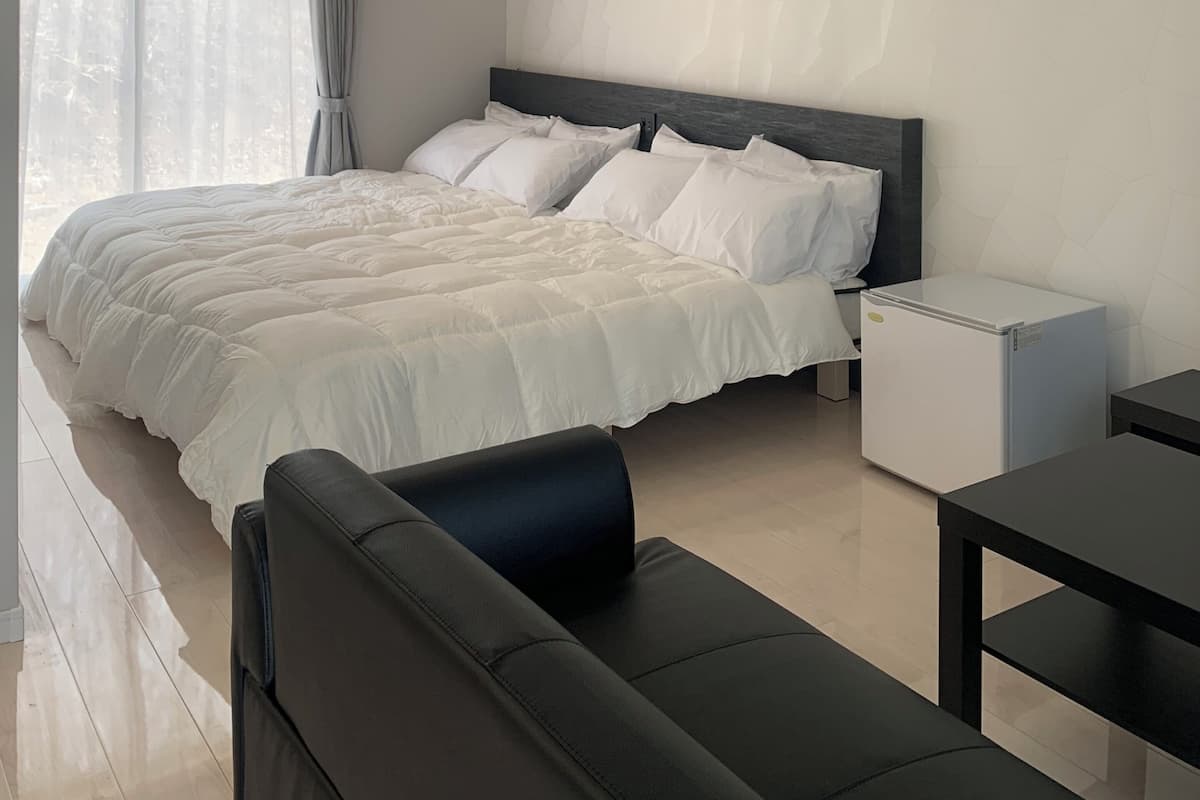 Wi-fi grátis, com decoração personalizada, roupa de cama fornecida