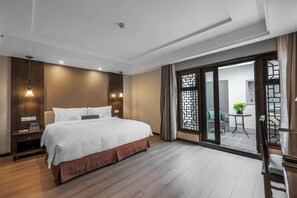 Quarto Duplo Executivo, 1 cama queen-size | Roupa de alta qualidade, edredões de penas, camas de colchão pillowtop 