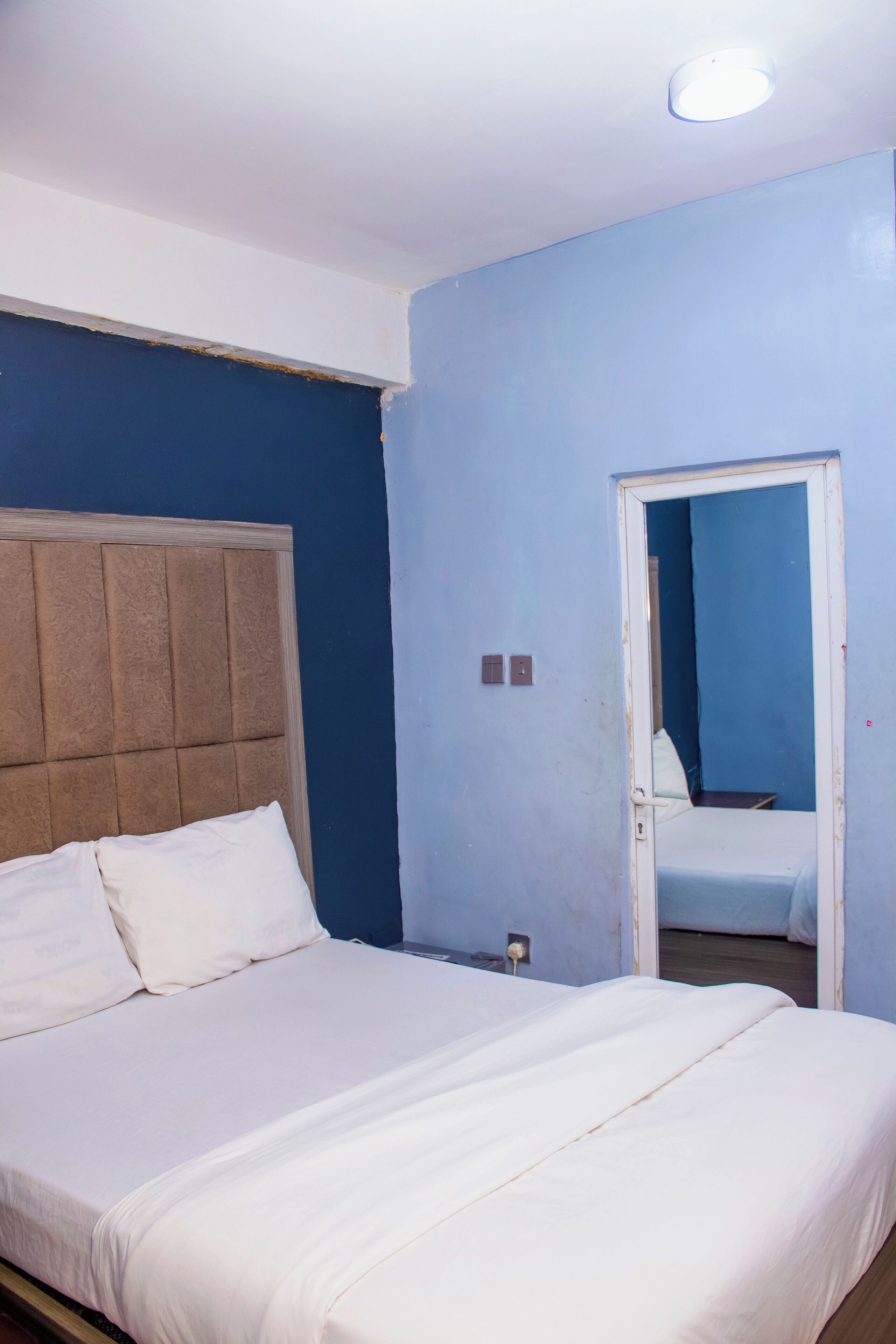 Quarto solteiro standard | Individualmente mobiliados, espaço de trabalho para notebook