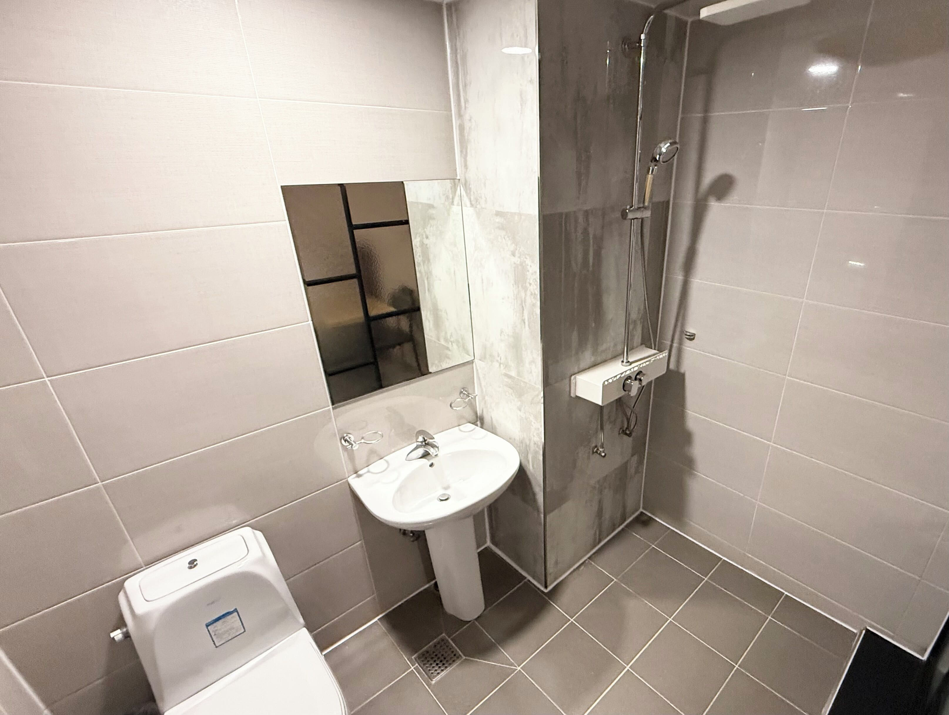 Quarto, 2 camas individuais | Casa de banho | Um polibã, produtos de higiene exclusivos, um secador de cabelo 