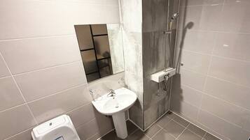 Quarto, 2 camas individuais | Casa de banho | Um polibã, produtos de higiene exclusivos, um secador de cabelo