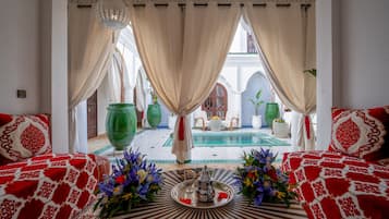 Área de estar no saguão