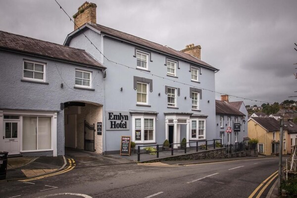 Emlyn Hotel - Pembrokeshire