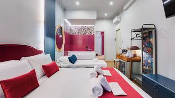 Quarto Triplo Superior, 1 cama queen-size e sofá-cama, banheira de hidromassagem grande | Roupa de alta qualidade, edredões de penas, com decoração personalizada