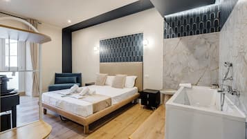 Quarto triplo exclusivo | Roupas de cama premium, edredons de pluma, individualmente decorados