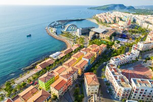 Perto da praia, praia de areia branca, espreguiçadeiras 