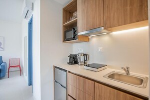 Apartamento | Cozinha privada | Geladeira, micro-ondas, fogão, cooktop