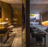 Quarto Premium | Casa de banho | Um polibã, um chuveiro fixo, um secador de cabelo, toalhas fornecidas 