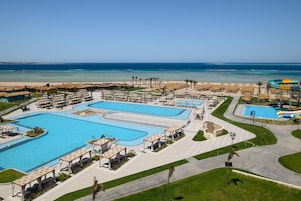 Resort com várias piscinas, um toboágua e uma área de praia.