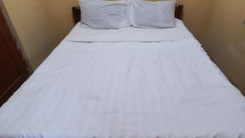 Quarto casal básico | Espaço de trabalho para notebook, roupa de cama