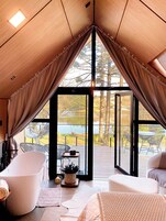 Lake House Casal Vista Lago | Área de estar | Smart TV